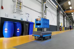 Driverless transport systems integrated into production